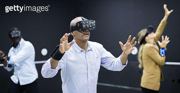 People using virtual reality glasses delighted with videogames 이미지 ...