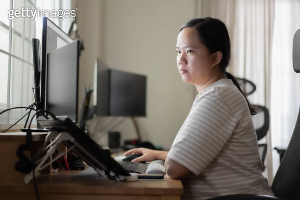 Asian woman is working on her working zone at home 이미지 (1340644409 ...