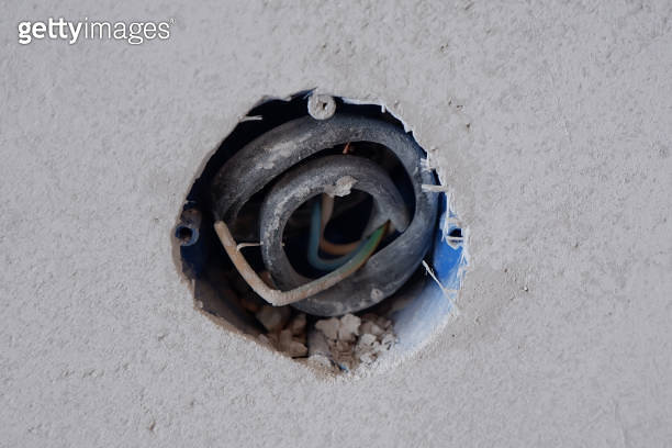 the wires are wound in the socket hole, ready for the installation of ...