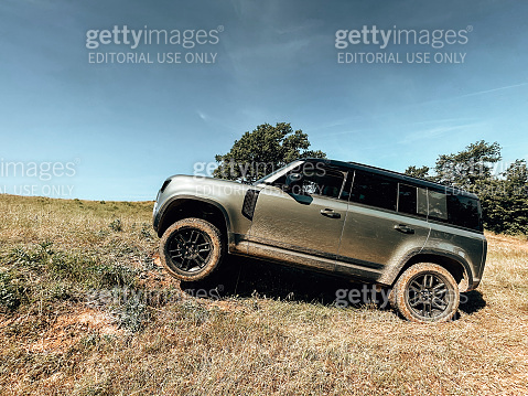 New Land Rover Defender off road in the countryside (1341108934) - 게티이미지뱅크