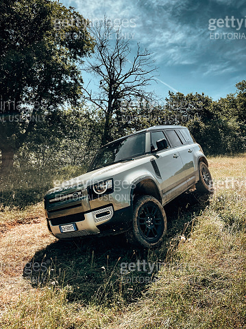 New Land Rover Defender off road in the countryside (1341108884) - 게티이미지뱅크