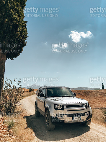 The New Land Rover Defender parked on hills in Tuscany 이미지 (1353989156 ...