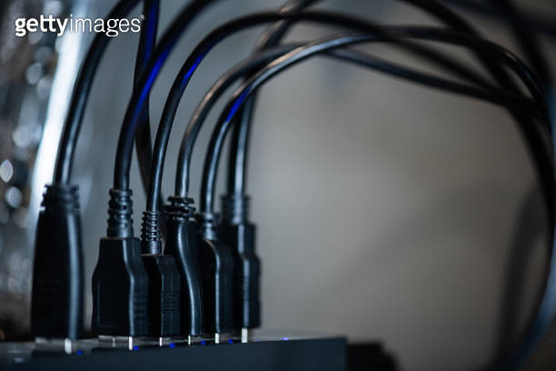 Computer Cords Plugged into a USB Hub (1306377362) - 게티이미지뱅크