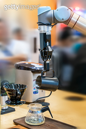 robotic arm preparing coffee in coffee machine 이미지 (1340058863) - 게티이미지뱅크
