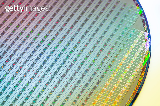silicon wafer reflecting different colors. 이미지 (1324643150) - 게티이미지뱅크