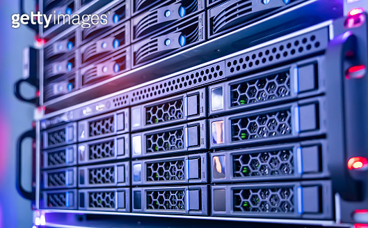 Panel modern servers in the data center vertical 이미지 (1355092852) - 게티이미지뱅크