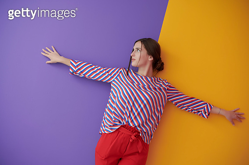 Young female model with open wide arms 이미지 (1315745761) - 게티이미지뱅크