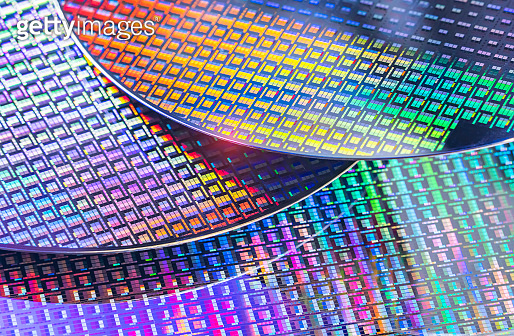 silicon wafer reflecting different colors. 이미지 (1348568466) - 게티이미지뱅크