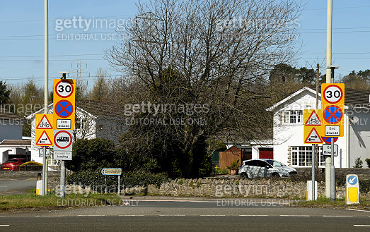 Road signs at the start of a speed restricted area (1301072673) - 게티이미지뱅크
