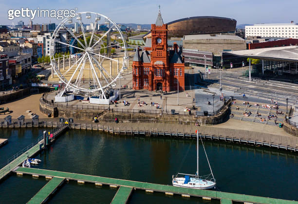 Aerial view of the landmarks of Cardiff Bay, Wales (1316051555) - 게티이미지뱅크