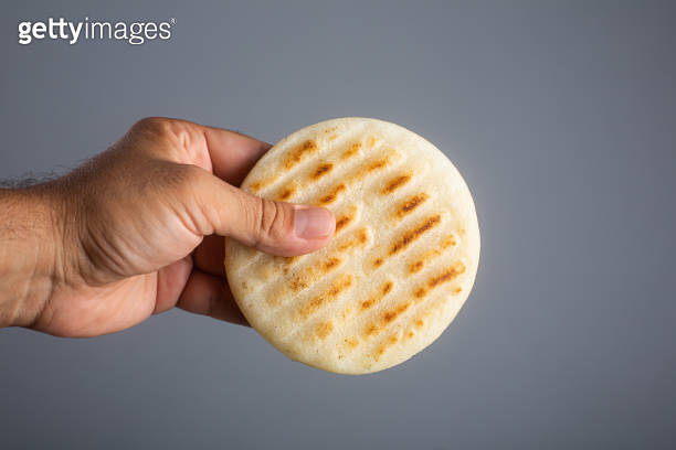 Man holds traditional Venezuelan food arepa made from cornmeal 이미지 ...