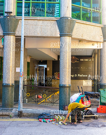 Old man scavenger cans and used items for recycling 이미지 (1337360459 ...