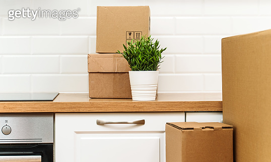 Cardboard boxes on the new kitchen. 이미지 (1313353264) - 게티이미지뱅크