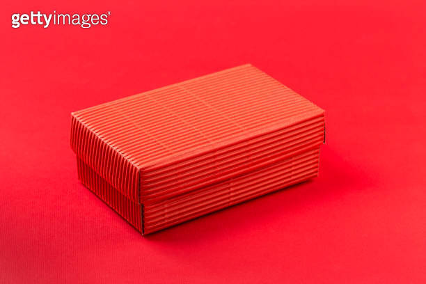 Red closed corrugated cardboard box on red 이미지 (1300161822) - 게티이미지뱅크