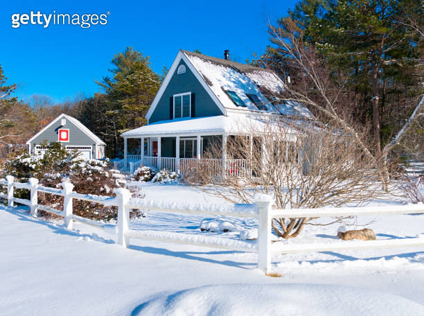 Cape Cod Home in Winter 이미지 (1304237269) - 게티이미지뱅크