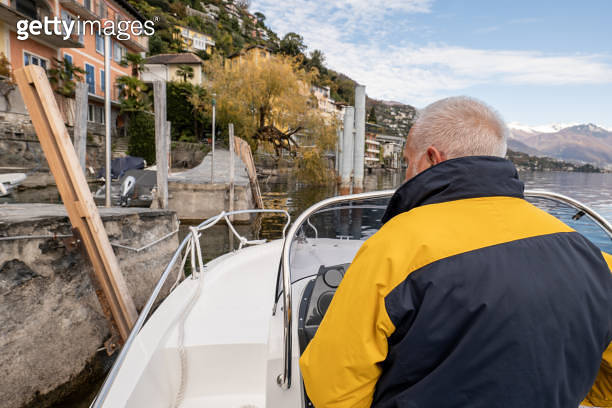 Senior man docking his boat at the pier 이미지 (1354864213) - 게티이미지뱅크