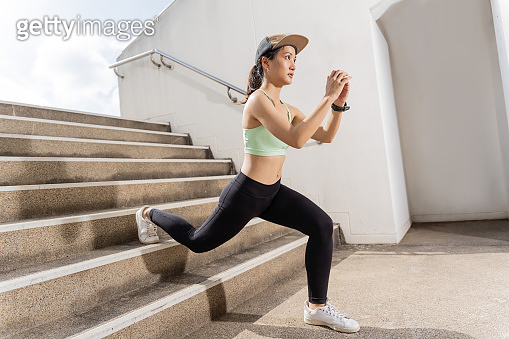 Beautiful asian woman outdoor exercise She doing squat. 이미지 (1295569786 ...
