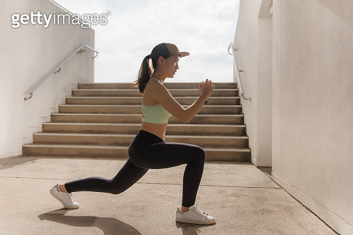 Beautiful asian woman outdoor exercise She doing squat. 이미지 (1295569785 ...