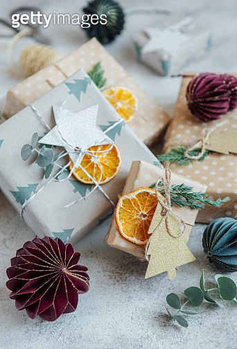 Christmas decorative homemade gift box wrapped in brown kraft paper 이미지 ...