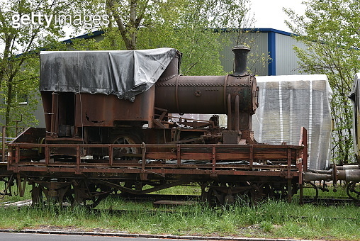 Discarded rusty freight steam locomotive loaded on old wagon. 이미지 ...