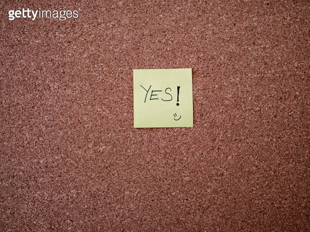 Adhesive note with yes text on a bulletin board 이미지 (1298566496) - 게티이미지뱅크