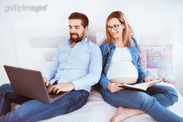 Pregnant woman and her husband work from home 이미지 (1297869971) - 게티이미지뱅크