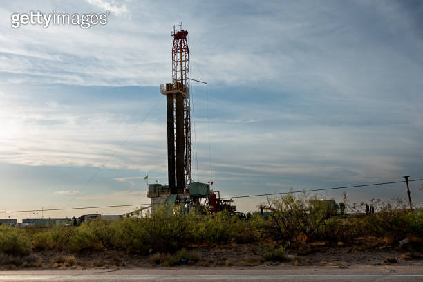 Fracking Drilling Rig Creating Gas or Oil Well Silhouetted at Dusk ...