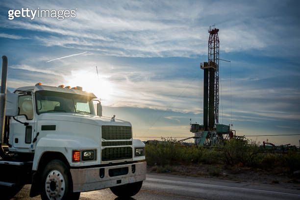 Fracking Drilling Rig Creating Gas or Oil Well Silhouetted at Dusk ...