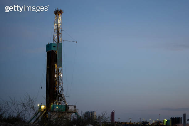 Fracking Drilling Rig Creating Gas or Oil Well Silhouetted at Dusk ...