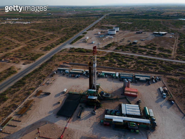 Fracking Drilling Rig Creating Gas or Oil Well Silhouetted at Dusk ...