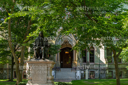 Statue of Benjamin Franklin in front of College Hall of UPenn ...