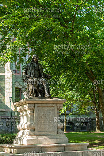Statue of Benjamin Franklin in front of College Hall of UPenn ...