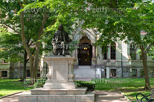 Statue of Benjamin Franklin in front of College Hall of UPenn ...