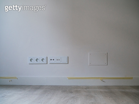 Wall outlet of empty house ready to be occupied 이미지 (1387228204) - 게티이미지뱅크