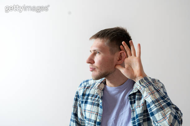 young male holding his hand over ear, hearing problems concept 이미지 ...