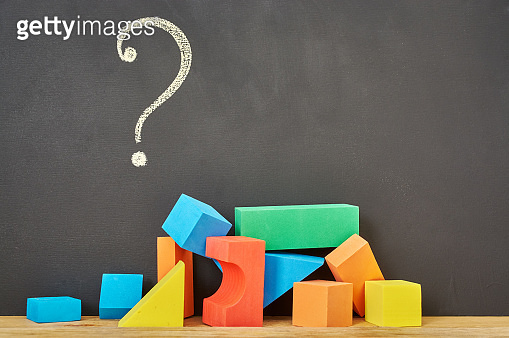 Question mark and plastic building blocks (1415985677) - 게티이미지뱅크