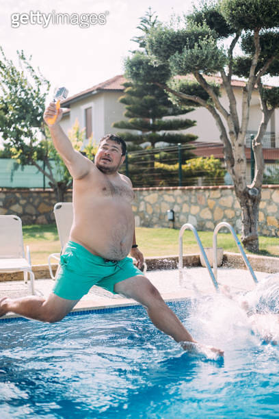 Fat Man jumping to the pool with action camera 이미지 (1413679558) - 게티이미지뱅크