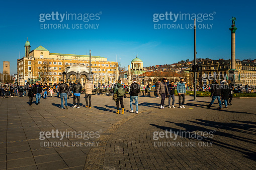 crowd of people at town square Schlossplatz in Stuttgart 이미지 ...