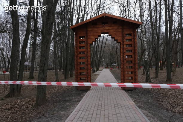 Walking in parks during sovid'19 is prohibited (1368781880) - 게티이미지뱅크