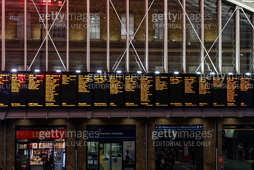 Arrival and departure boards at Kings Cross station 이미지 (1447171179 ...
