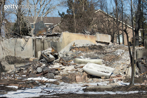 Marshall Fire burned street of two story homes Superior Colorado 이미지 ...