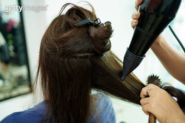 Woman making a hair cut and hair care by professional hair stylist. 이미지 ...