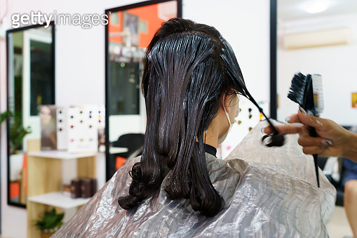 Woman making a new hair color in salon shop. 이미지 (1401097575) - 게티이미지뱅크