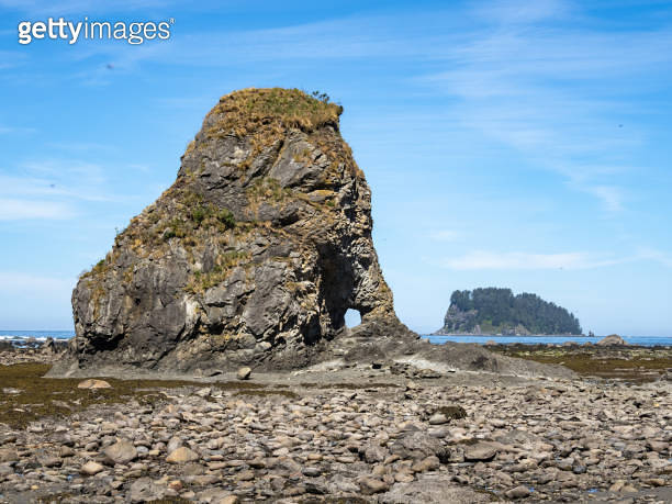 Large Sea Stack Rock Formation, Pacific Northwest Coast 이미지 (1371840487 ...