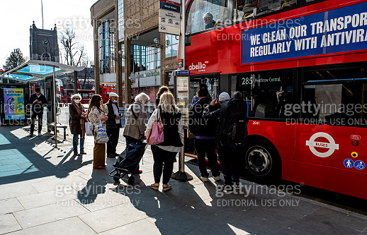 People Queuing And Waiting To Board A Red Double Decker Bus 이미지 ...