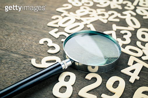 Magnifying glass in scattered numbers 이미지 (1367679427) - 게티이미지뱅크