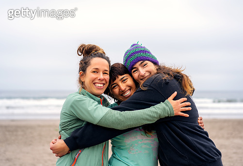 three young women happily hug each other on the beach 이미지 (1408849089 ...