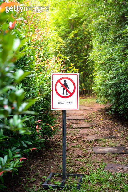"Private zone" sign with no human walking icon. 이미지 (1413818667) - 게티이미지뱅크