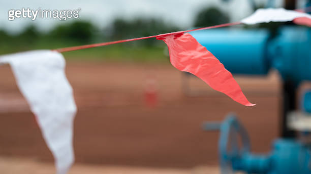 Safety flag line barricade working area. 이미지 (1407863405) - 게티이미지뱅크