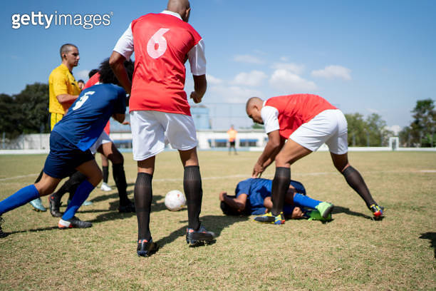 Soccer players arguing while one player is lying down on the field 이미지 ...